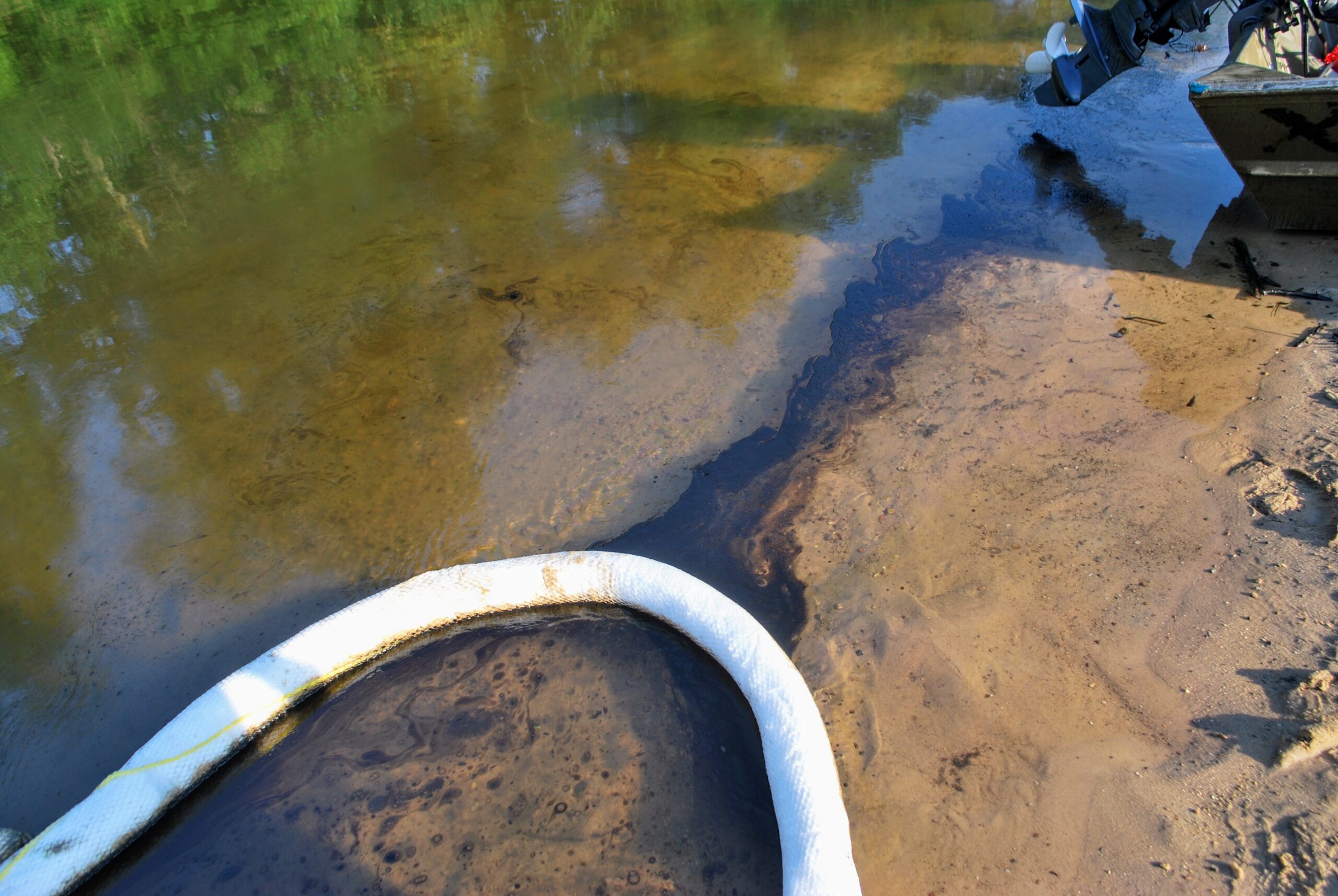 Oily gunk from Roseland explosion flows towards Lake Pontchartrain ...